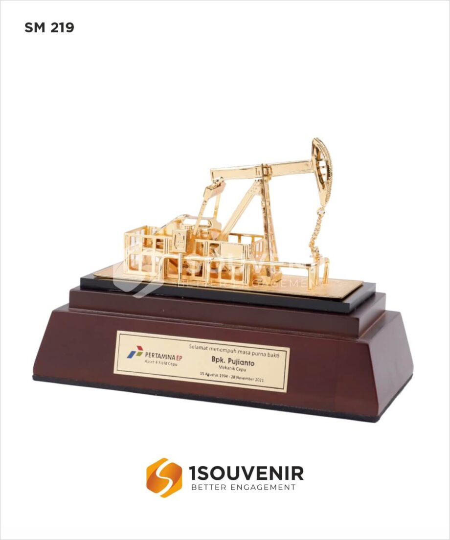 Souvenir Miniatur Pompa Angguk Pertamina Cepu - 1Souvenir