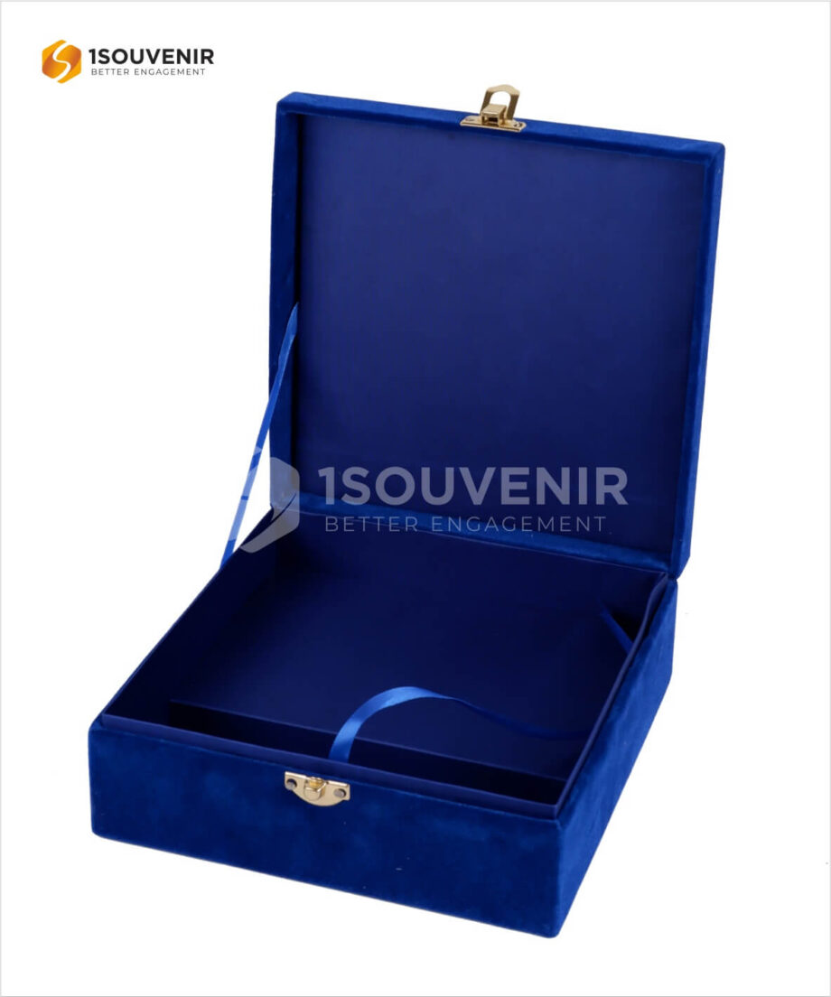 Kotak Bludru Biru Untuk Plakat