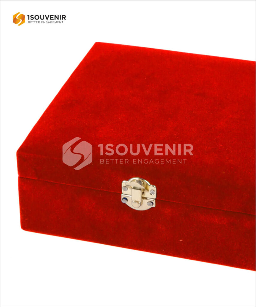 Box Bludru Merah Untuk Plakat