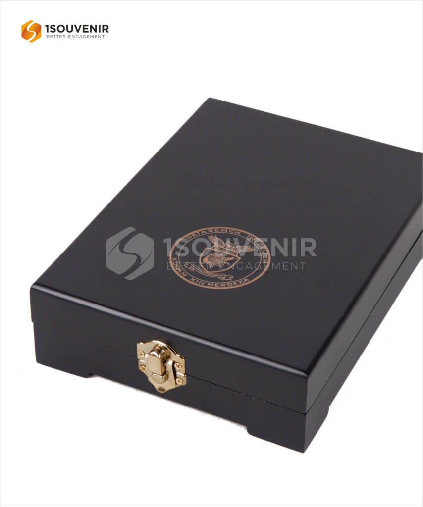 Plakat Kayu Deninteldam XIII/Merdeka